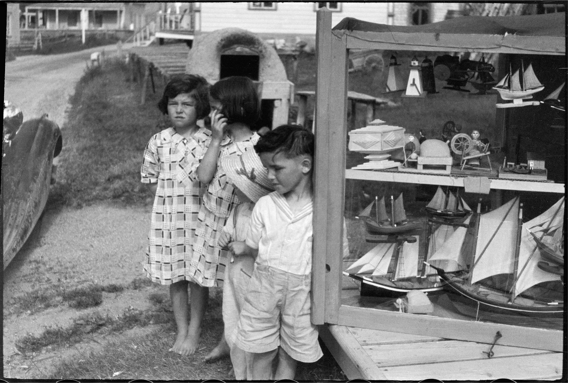 Étalage de souvenirs de M. Roger Coulombe (Cloridorme) - Paul-Émile ...